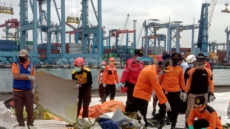 Tim SAR Kembali Temukan Potongan Tubuh Korban Kecelakaan Sriwijaya Air - Riaumandiri.co